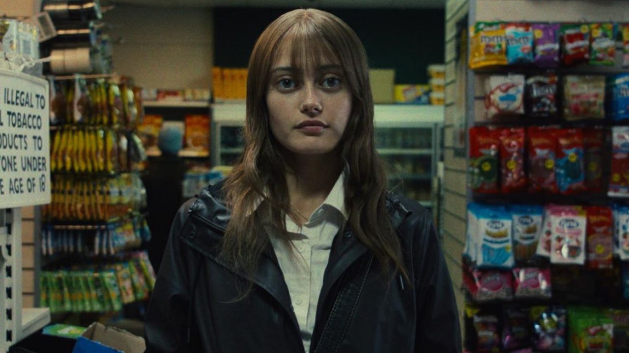 Ella Purnell muestra su lado oscuro en Sweetpea